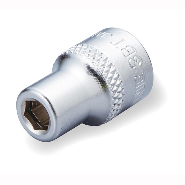 TONE(トネ)の一覧はこちら●差込角9.5mm(3/8inch)●ビット差込6.35mm(DIN3126 ISO1173 ショートビット)●ビット差込●構造用鋼●先端のビットを差替えることで様々な用途で使用可能。●ビットの六角部をホルダー...