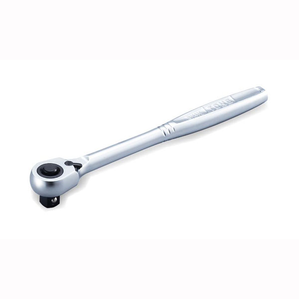 TONE(トネ)の一覧はこちら●差込角12.7mm(1/2inch)●差込角●構造用鋼●ボルト・ナットの締付け・緩め作業用。●ヘッド部が小さいため狭い箇所での作業に最適です。ソケットホールド機構でワンプッシュ操作でソケット交換できます。72...