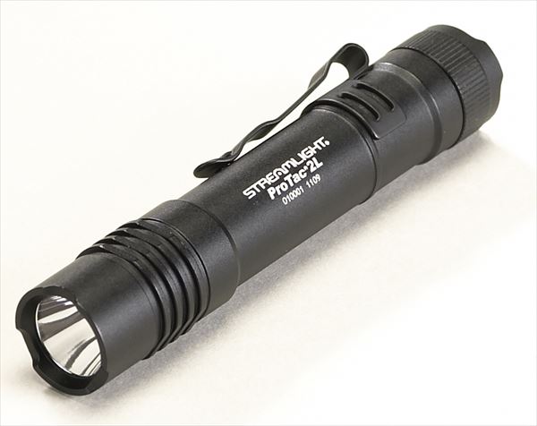 STREAMLIGHT(ストリームライト)の一覧はこちら●明るさ(ルーメン)：260/13●連続使用時間：約3時間/50時間●全長(mm)：121●使用電池(付属)：3Vリチウム電池2本●質量(g)：79(電池含む）●C4 LEDバルブを採...