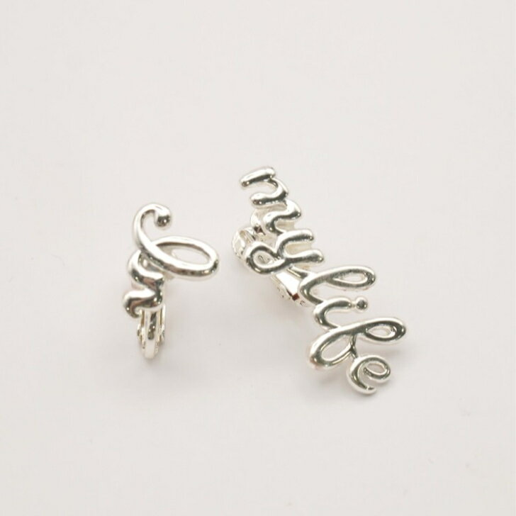 CHIGNONオリジナルデザイン "In" "MyLife" のロゴモチーフの組み合わせが目を引くアシメイヤリングは、ぷっくりとした筆記体で女性らしく仕上げました。 両耳に付けたり、片耳に2個付けしたりとプレイフルに着け方を楽しめるアイテム...