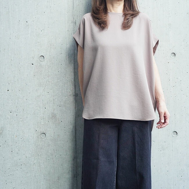 毎年大人気のジョーゼットカットソーが今年も登場！ さらさらで涼しく、しわになりにくい。春夏シーズンに大活躍間違いなしのトップスです。 程よく二の腕が隠れるフレンチスリーブとゆったりシルエットで体型カバーも叶えます。 【商品ポイント】 ・さら...