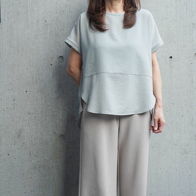 毎年大人気のジョーゼットカットソーが今年も登場！ さらさらで涼しく、しわになりにくい。春夏シーズンに大活躍間違いなしのトップスです。 ボトムスを選ばない程よい丈感もポイントです。 【商品ポイント】 ・さらさらしわになりにくいジョーゼット生地...