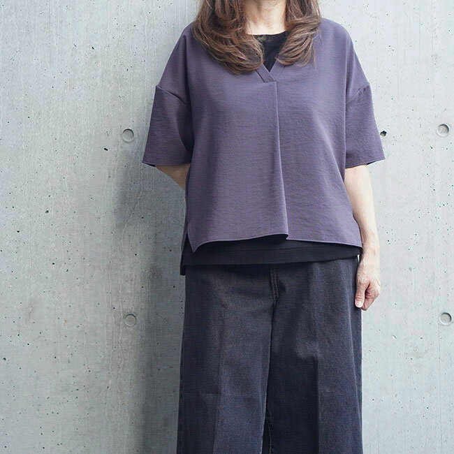 毎年大人気のジョーゼット生地のVネックカットソー さらさらで涼しく、しわになりにくい。春夏シーズンに大活躍間違いなしのトップスです。 ボトムスを選ばない程よい丈感もポイントです。 【商品ポイント】 ・さらさらしわになりにくいジョーゼット生地...