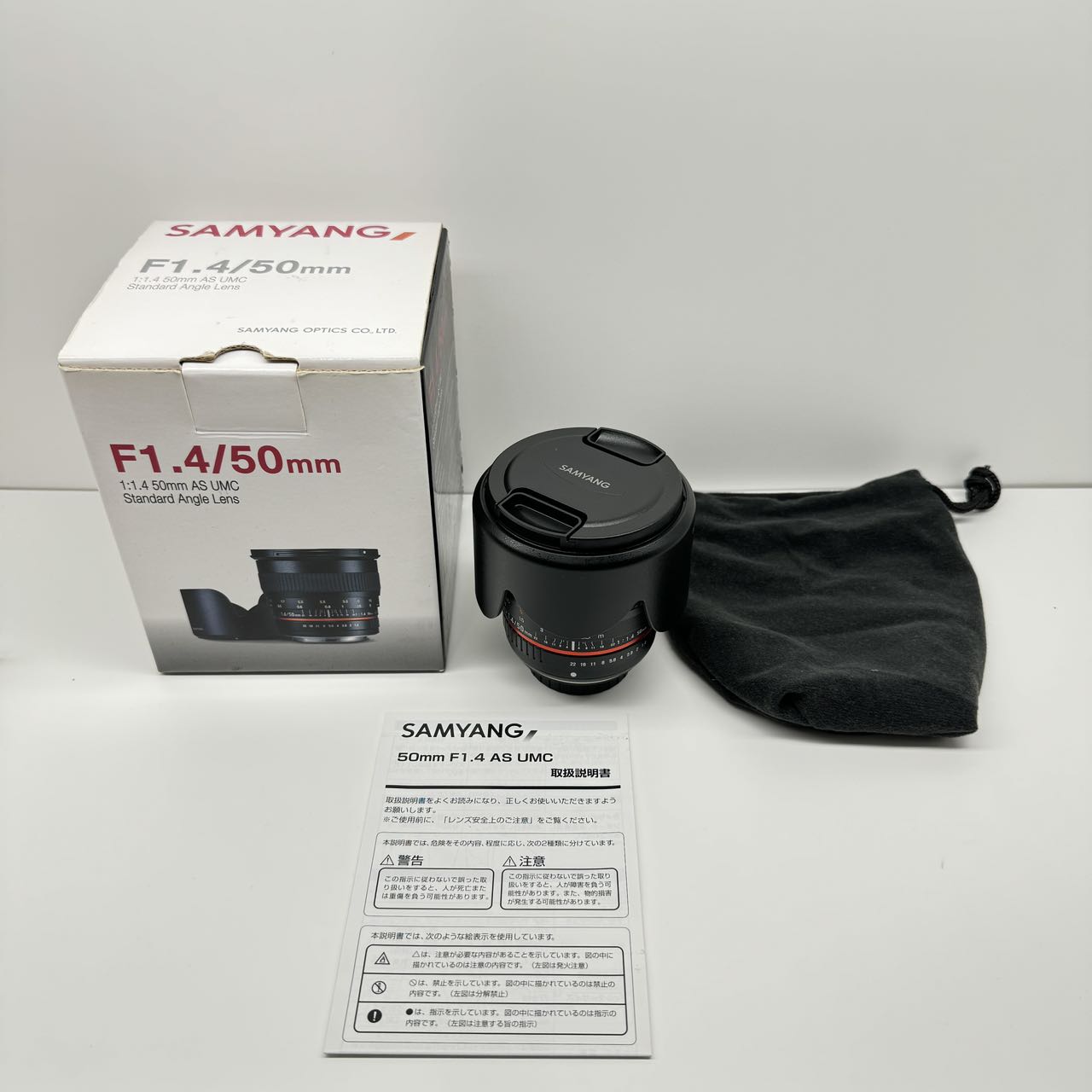 商品情報商品状態アウトレット品(展示品）JAN:8809298885083●焦点距離：50mm●明るさ：F1.4-F22●レンズフード：付属●大きさ：●質量：配属品本体、箱、袋、説明書サポート★長期保管のため、メーカー保証適用できない可能性...