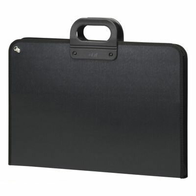 ●材質：本体＝PP／ポリエステル，ハンドル＝塩化ビニール●ショルダーベルト付●大きな作品も折り目をつけずに収納。●持ち運びに便利なショルダーベルト付き。●書類なども収容できるポケット付き。●入数：1個4904611014868