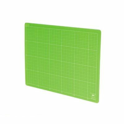 ●自然環境にやさしいオレフィン樹脂を使用したカッティングマット。●スケルトンカラーのカッティングマット。●30×22cmのA4サイズ。●切り抜きに便利な5mm間隔の目盛入りです。●コピーなどの印刷インクが付着しにくい素材です。4904011...