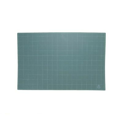 ●自然環境にやさしい再生オレフィン樹脂を使用したカッティングマット。●90×60cmのA1サイズ。●切り抜きに便利な両面罫線入り。●両面使用可能なロングライフ設計。●安定したカッティングができる3mm厚。●コピーなどの印刷インクが付着しにく...