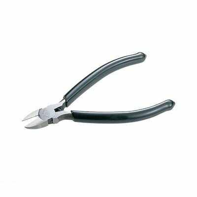●ピアノ線0.5mm、鉄線1.6mm以下の切断能力があり、線材切断加工用の専用ニッパーです。●呼び寸法：125mm●バネ付き●125mm●黒4902944120690