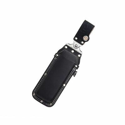 【商品説明】どんな姿勢でも作業を邪魔せずに、折込鋸をしっかり収納できます！折込鋸を収納可能なダブルスイング式黒革工具差しです。太陽光による変色や老化を防ぐ黒革素材を採用。黒革と白糸のコントラストが美しい、デザインにもこだわった逸品。どんな姿...