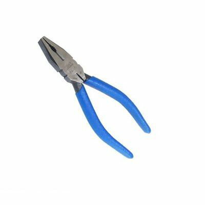 【商品説明】電気工事などに便利なミニサイズのベンチです！銅線や針金を切ったり、針金細工や板金細工、電気工事などに便利なミニサイズのペンチです。先端のくわえ部には凸凹の筋が切ってあり、物をつかんだとき滑らないようになっています。すべりにくく力...