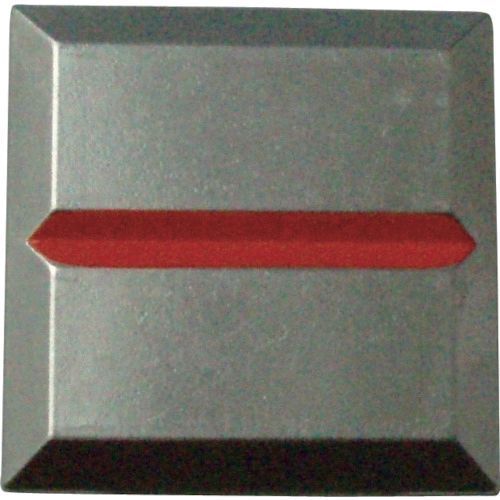 【特長】●測量標識のポイントに使用します。●貼付式です。【用途】●測量標識のポイントに。【仕様】●縦(mm)：50●横(mm)：50●厚さ(mm)：5【仕様2】●貼付式【材質／仕上】●プレート部:アルミダイカスト【原産国】日本