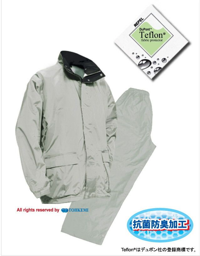 【商品説明】レインウェアの代表的ブランド「雨やどり」シリーズのレインスーツ。衣服内を清潔に保つ、抗菌防臭メッシュを使用しています。しなやかで動きやすい高弾性PVCコーティング仕様。材質：表地ナイロン／裏地PVC高弾性●レインウェアの代表ブラ...