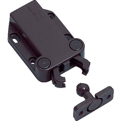 スガツネ工業メーカーお問い合わせ：03-3851-1122【特長】●ワンタッチ操作で扉の開閉ができます。●扉を開けるときは、指先で扉を軽く押すだけで開きます。閉時はアームがストライカーをしっかりキャッチし扉を保持します。●ストライカーは中心...