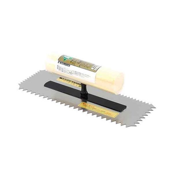 【用途】モルタルの模様つけ、タイル作業のクシメつけ。【機能・特徴】シンナー類(有機溶剤)で洗えます。【仕様】●サイズ：240mm。●板厚：0.5mm。●のこ目(6mm・9mm)。●コテ板：焼入鋼。●柄：木。【注意事項ほか】作業箇所にあったコ...