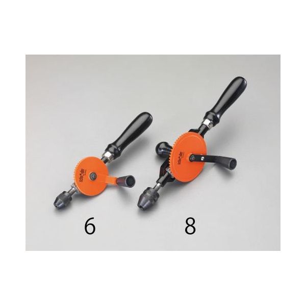 ●電気が要らないハンドドリル●小規模掘削用です。●チャック能力…φ6mm●全長…235mm●重量…350g●材質…フレーム：メタル、ハンドル：木、ハンドクランクハンドル：プラスチック●ハンドルを1回回すと先端は約3・1/4回転