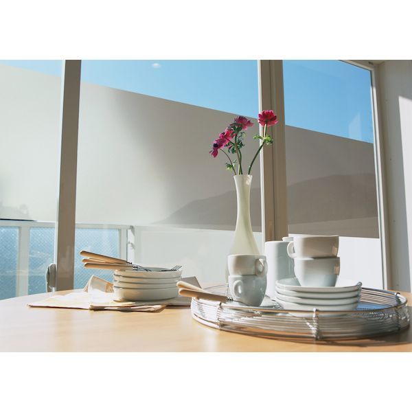 【商品説明】【仕様】●46×90cm巻●表面：ポリエステル樹脂100％●保護フィルム：ポリエステル樹脂100％日本製【商品特長】●粘着剤は使っていません。●ペアガラス、網入りガラスにも貼れます。●夏の日差しを93％カットします。●UV99％...