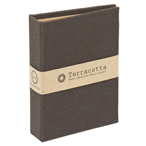 ●本体寸法：タテ108×ヨコ80×背巾25mm　●本体重量：40g　●布地表紙●溶着式製本●台紙：チェキサイズ1段ポケットポイントシール台紙（クラフト）10枚（収納枚数：チェキ20枚）●透明袋入　●梱包寸法：W350×D195×H150mm...