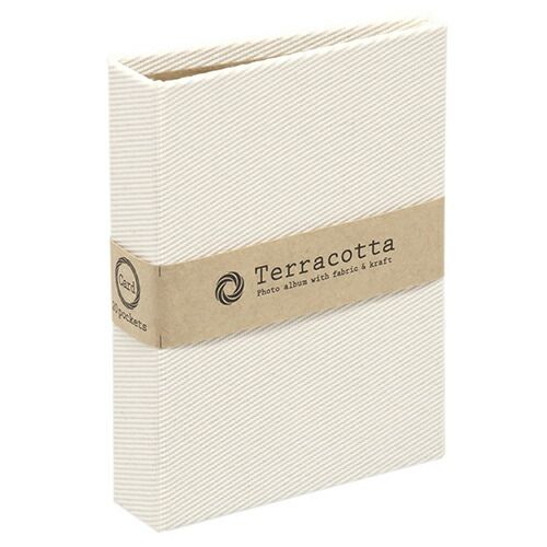 ●本体寸法：タテ108×ヨコ80×背巾25mm　●本体重量：40g　●布地表紙●溶着式製本●台紙：チェキサイズ1段ポケットポイントシール台紙（クラフト）10枚（収納枚数：チェキ20枚）●透明袋入　●梱包寸法：W350×D195×H150mm...