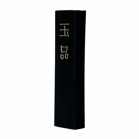 【商品説明】■鉱物性直火焚松煙。■＜墨色＞やや濁りのある赤茶系の黒。■＜濃墨の墨色＞赤みを帯びた力強い黒。■漢字練習用、清書用で半紙、画仙紙向きです。■普通の濃さから濃墨まで、古くなるほど超濃墨まで使えますが、淡墨には不向きです。49026...