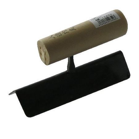 【商品説明】●出隅の仕上げ（面引き）作業に用いる鏝です。●全長 : 150mm　面サイズ : 9mm●左官　モルタル　コンクリ　セメント　珪藻土　漆喰　しっくい4573305897041