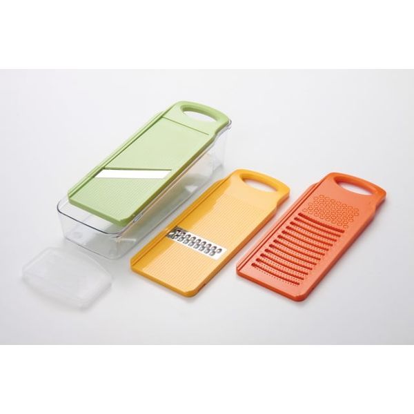 【商品説明】●3段階の厚み調整機能が付いたスライサーを軸とした調理器セット。●おろし・太千切り・受け皿・安全ホルダーが収納ケースにコンパクトに収納できます。 ●サイズ:収納時:約270×95×98（高）mm/可変スライスプレート:約245×...