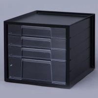 【商品説明】机上で有効活用できるシンプルなデザインのレターケースです。天板は書類やペン類が落ちにくい段差形状です。電話機なども置けて、有効活用できます。3段まで積み重ねが可能なので、床置きでも使えます。●引出し：浅型3段・深型1段●色：ブラ...