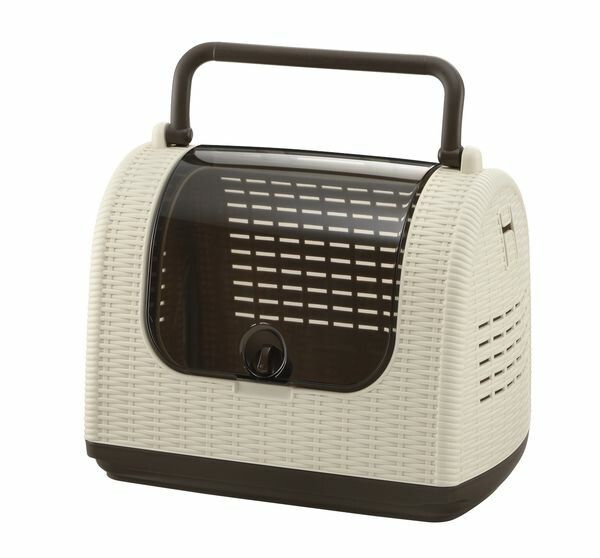 【商品説明】●開口部が広く、出し入れラクラク！ラタン風のおしゃれなキャリーです。通気性を考慮した快適設計です。●引っ掛け部に掛けるだけで、簡単に取り付け、シートベルト固定機能付きです。●ドアの開け閉めがしやすい、手掛け部付きです。ドアは簡単...