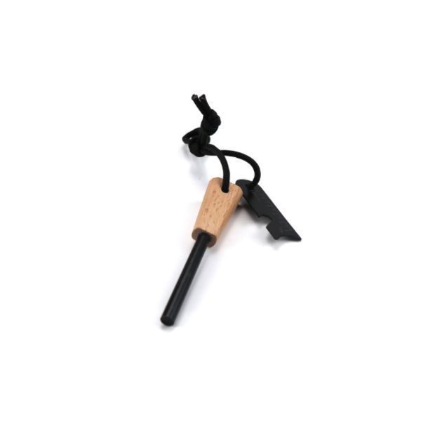 【商品説明】●災害時緊急用としても役に立ちます●火打ち棒で着火させます。●サイズ：本体/22×120mm ●火打ち棒/直径8mm×70mm ●材質：本体/マグネシウム・木柄プレート/鉄 ●包装：吊り下げ