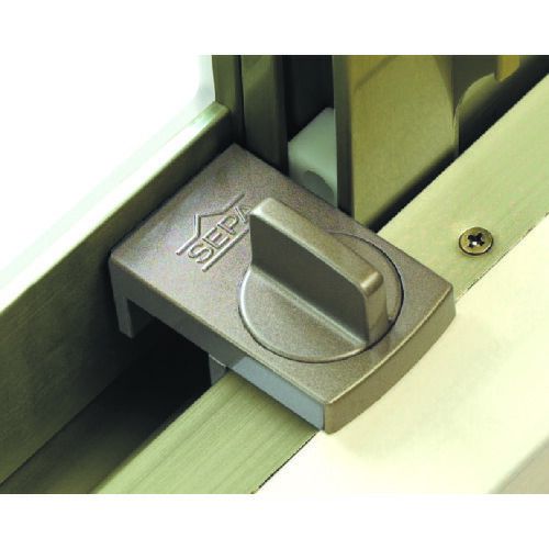 【特長】●窓枠に取り付け、防犯効果を高めます。【仕様】●色：アンバー●本体寸法(mm)幅×長さ：33×55●材質：亜鉛ダイカスト●取付仕様：下枠型【材質／仕上】●亜鉛ダイカスト【原産国】中国