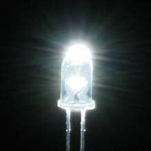 ■直径5mmの超高輝度白色LED5個セット。■乾電池と付属の抵抗をつなぐだけでランプが点灯します。■4.5〜20V用抵抗付き。■工作に必要な工具：完成基板・完成ユニット・またはパーツ■輝度:8400mcd(20mA時typ.)■順方向電圧:...