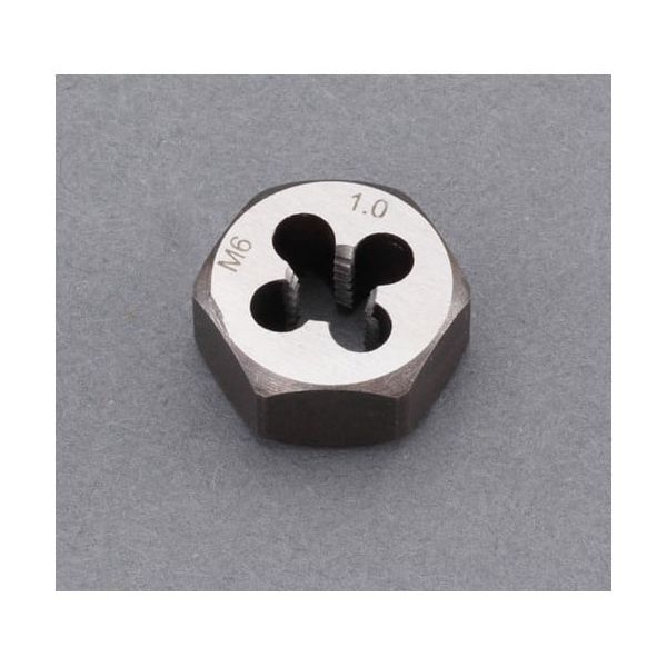 ●呼び…M10×1.25●対辺…21mm●材質…SKS_2●メートル細目●ねじ山修正用●●材質：SKS2(JIS)とは、合金工具鋼を意味し、炭素工具鋼にクロム、タングステン、モリブデン等金属成分を添加し、焼入れ硬さ、じん性、耐摩耗性を増した...