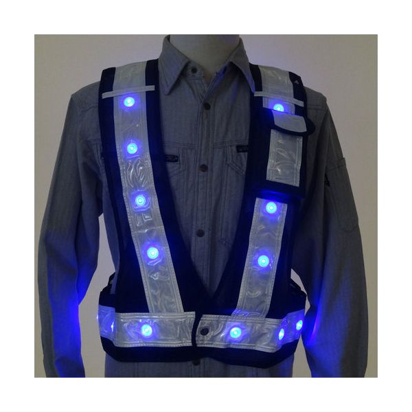 【商品説明】【特長】●LEDが24個あるので視認性抜群です。【用途】●夜間の工事現場で働く方に。【仕様】●色：紺/白●着丈(cm)：58●胴周り(cm)：約100〜130●サイズ：フリー●LED色：青●反射材幅：60mm【仕様2】●LED数...