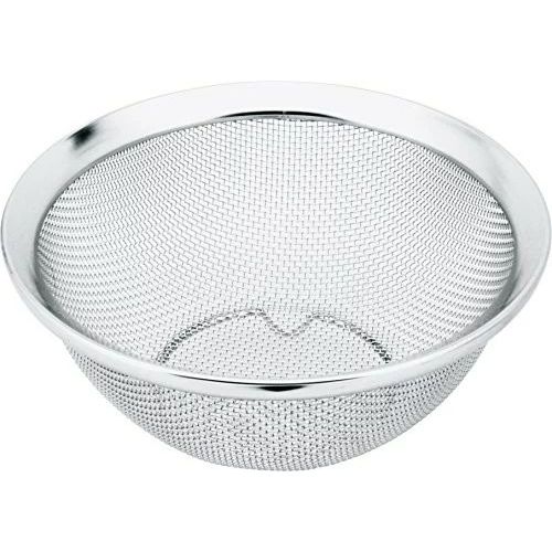 【商品説明】●ザルの渕の表面が平たくとても洗いやすいです。渕の側面は丸みがあり、手になじむデザインになっています。継ぎ目の段差が出ない溶接のため汚れもたまりにくく、衛生的です。指を傷付ける心配もなく、安心してお使い頂けます。線0.45×14...