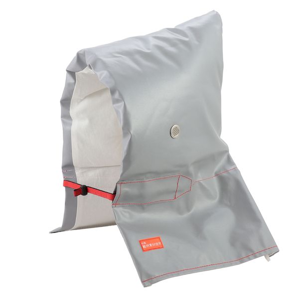 【商品説明】●難燃素材を使用した安全性の高い防災ずきんです。肩まで覆う大きめ設計で、落下物や熱からしっかり保護。耳穴付きで避難誘導の声も聞こえやすく、夜間も反射テープで安心です。名前・血液型・連絡先が書ける名札付きで、緊急時にも役立ちます。...