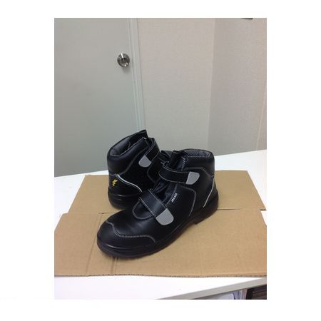 &nbsp;ジーデージャパン&nbsp;03-3832-8151【商品説明】■踝を覆うミドルカットタイプ■耐油性ウレタン2層式を採用。■静電機能付きで靴底から静電気を逃し、スパークを防止します。■4Eでワイド先芯を使用しております。■女性か...