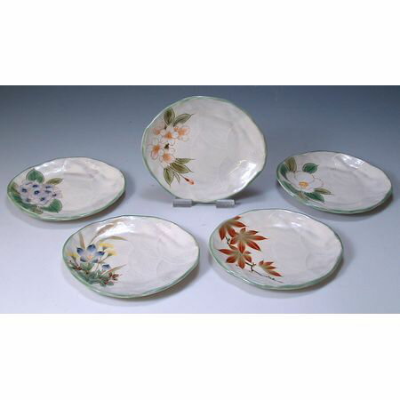 【商品説明】■桜、紫陽花、しゃら、秋草、紅葉と四季折々の草花を鮮やかな色使いで描いてある器です。少し楕円で手びねり風の洒落た形状で使い勝手が良く、銘々皿や菓子皿と便利なお皿です。来客時に使用いただくと、話が弾むことでしょう。■材質：陶器（京...