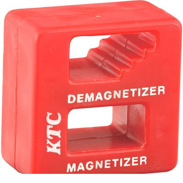 【商品説明】【仕様】●サイズ(mm)：52×30×52【特長】●ドライバの軸など、棒状の鉄製品の着磁・脱磁ができます。●DEMAGNETIZER（−）側の穴に軸を通してスライドさせると脱磁、MAGNETIZER（＋）側の穴に軸を通してスライ...