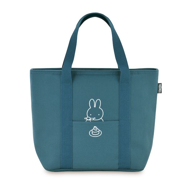 【商品説明】●ペイントタッチのミッキーをあしらった持つのが楽しくなる大人可愛いディズニーデザインの保冷ランチバッグ。●500mlのペットボトルが縦に入る大容量の保冷ランチバッグです。マチが広めで幅の広いお弁当も入れやすく、内側には保冷剤がセ...