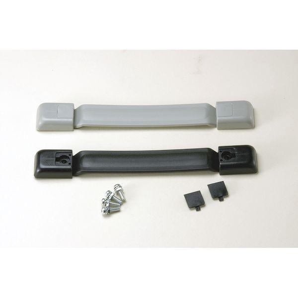 【商品説明】●スッキリデザインのバンド取手です。●自重：29.9g●色：ブラック●材質：取手/キャップ（ポリエチレン）、ホルダー（ポリカーボネート）　ナット（真鍮）、ビス/ワッシャー（鉄）