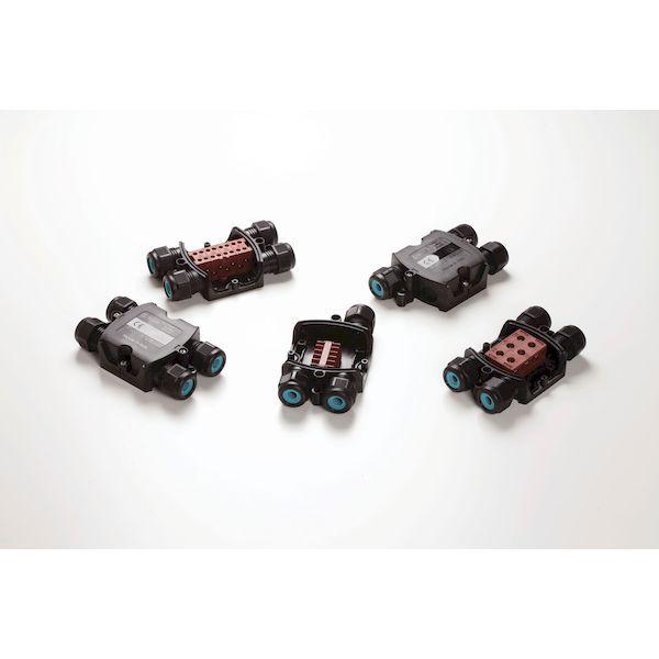 【商品説明】●ケーブルグランドとボディーが一体構造で内部に端子台が入る防水中継ボックスです。●端子台無し、3分岐タイプです。●自重：70g●色：ブラック●材質：PA66/TPE