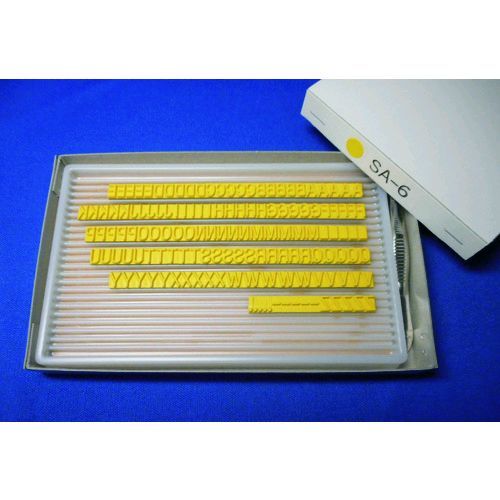 山崎産業メーカーお問い合わせ：0120-941-239【特長】●フラットスタンプ/ロールマーカーで使用する差替え式ゴム活字です。●印面の裏側が凸面仕様になっていて、印字内容を自由に設定できます。【仕様】●文字サイズ(mm)：6●足数(本)：...