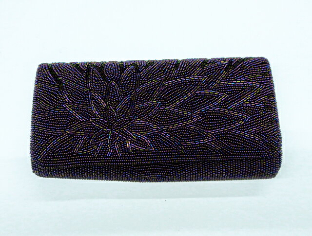 寸法　品質 素材：ビーズ ■サイズ 横　：約21cm 縦　：約11cm マチ：約2.5cm 色　：紫色 ※リサイクル商品ですので、記載しております。 ※中古の商品だという点を御理解の上、ご購入くださいますようお願い申し上げます。 ※商品画像...