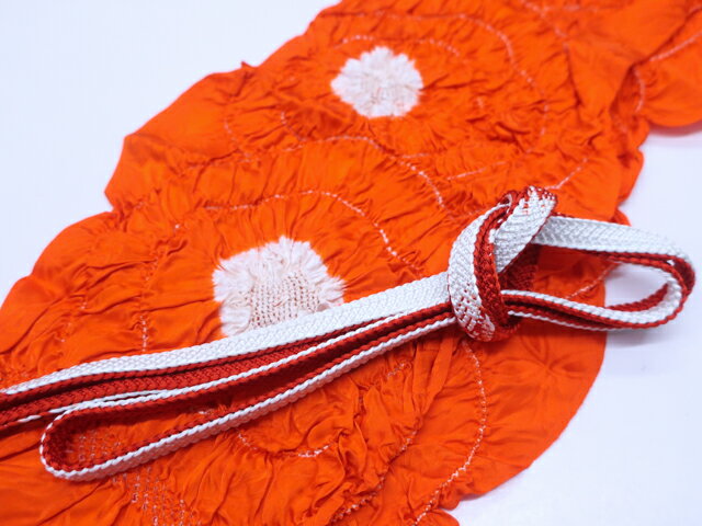 寸法　品質 素材：正絹 ■サイズ 帯揚げ 長さ：約148cm 幅　：約16cm 色　：オレンジ 帯締め 長さ：約155cm（房含む） 幅　：約1.5cm 色　：朱色×オフホワイト ※リサイクル商品ですので、記載しております。 ※中古の商品だ...