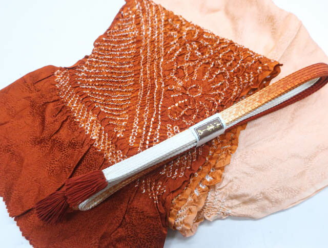 寸法　品質 素材：正絹■サイズ 帯揚げ 長さ：約136cm 幅　：約15cm 色　：茶色×薄橙色 帯締め 長さ：約156cm（房含む） 色　：白色×茶色 ※リサイクル商品ですので、記載しております。 ※中古の商品だという点を御理解の上、ご購...