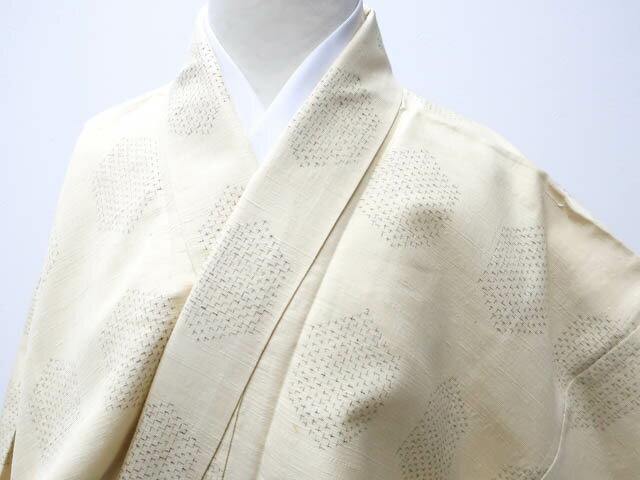 寸法　品質 身丈:約158.5cm（肩から) 裄丈:約62cm 袖丈:約45.5cm 後幅:約26cm 前幅:約22cm ※リサイクル商品ですので、記載しております。 ※中古の商品だという点を御理解の上、ご入札くださいますようお願い申し上げ...