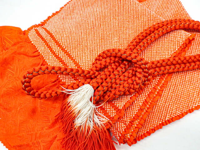 寸法　品質 素材：正絹 ■サイズ 帯揚げ 長さ：約132cm 幅　：約30cm 色　：オレンジ 帯締め 長さ：約164cm（房含む） 色　：オレンジ ※リサイクル商品ですので、記載しております。 ※中古の商品だという点を御理解の上、ご入札く...