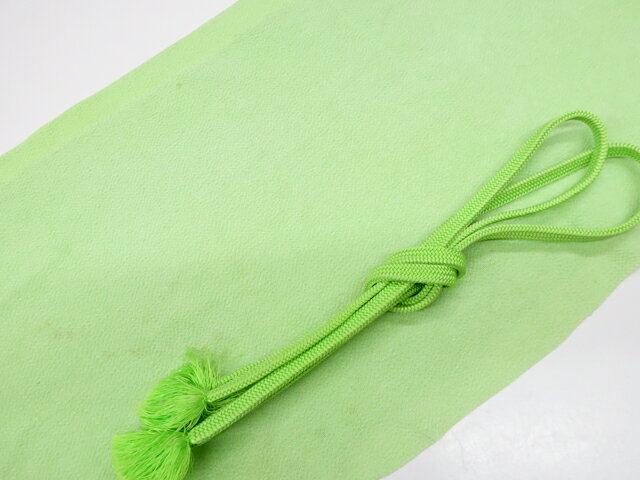 寸法　品質 素材：正絹 ■サイズ 帯揚げ 長さ：約160cm 幅　：約25cm(端部分) 色　：黄緑 帯締め 長さ：約148cm（房含む） 色　：黄緑 ※リサイクル商品ですので、記載しております。 ※中古の商品だという点を御理解の上、ご入札...