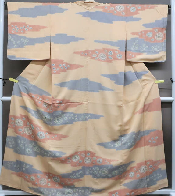 寸法　品質 身丈:約160cm（肩から) 裄丈:約65cm 袖丈:約49cm 後幅:約29.5cm 前幅:約24.5cm ※リサイクル商品ですので、記載しております。 ※中古の商品だという点を御理解の上、ご入札くださいますようお願い申し上げ...