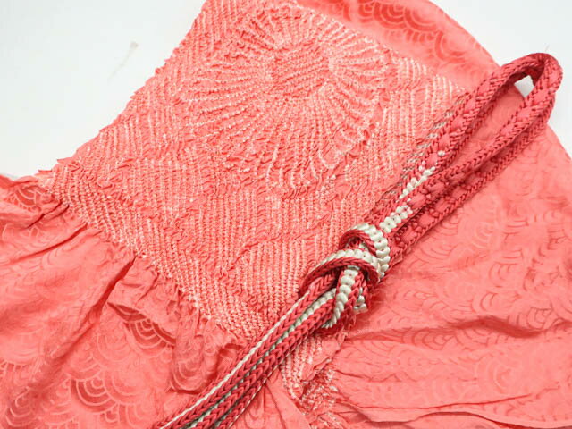 寸法　品質 素材：正絹 ■サイズ 帯揚げ 長さ：約138cm 幅　：約29cm(端部分) 色　：ピンク 帯締め 長さ：約150cm（房含む） 色　：ピンク ※リサイクル商品ですので、記載しております。 ※中古の商品だという点を御理解の上、ご...