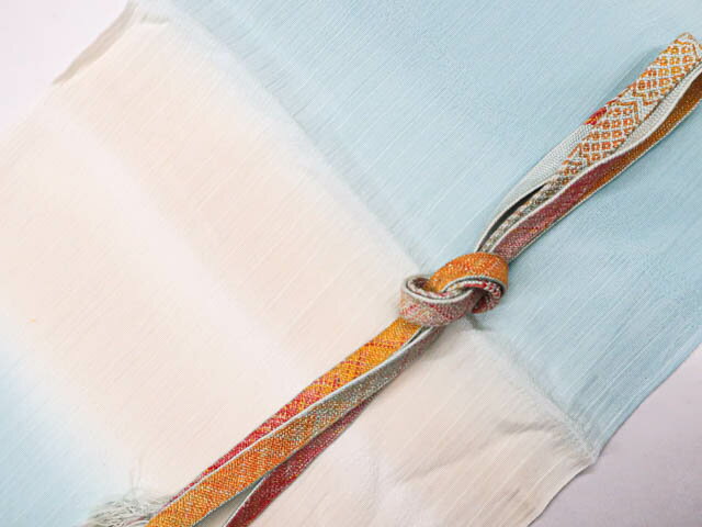 寸法　品質 素材：正絹 ■サイズ 帯揚げ 長さ：約176cm 幅　：約29cm(端部分) 色　：白・水 帯締め 長さ：約156cm（房含む） 色　：薄水 ※リサイクル商品ですので、記載しております。 ※中古の商品だという点を御理解の上、ご入...